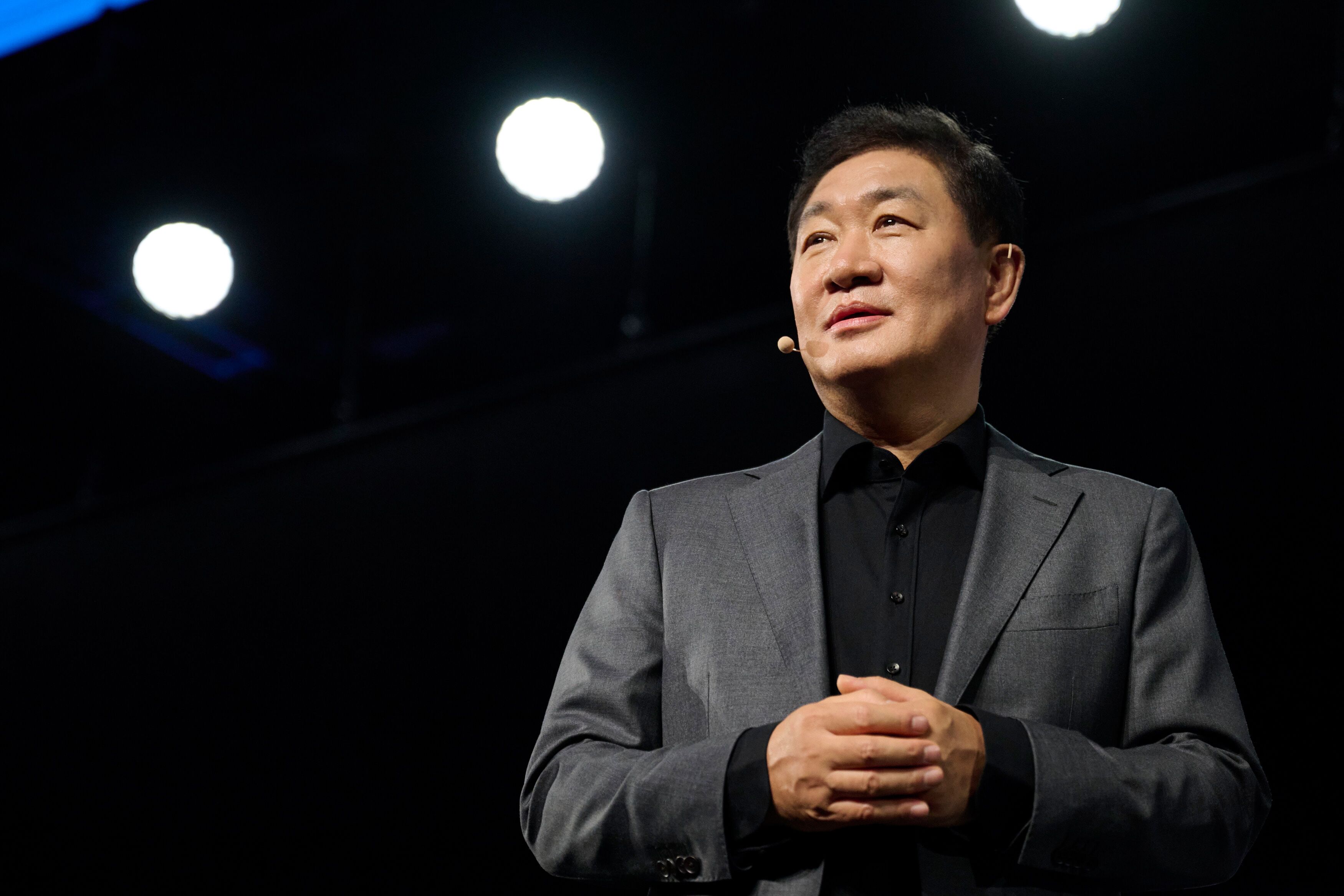 Samsung Electronics Co-CEO Dies of Heart Attack at 63