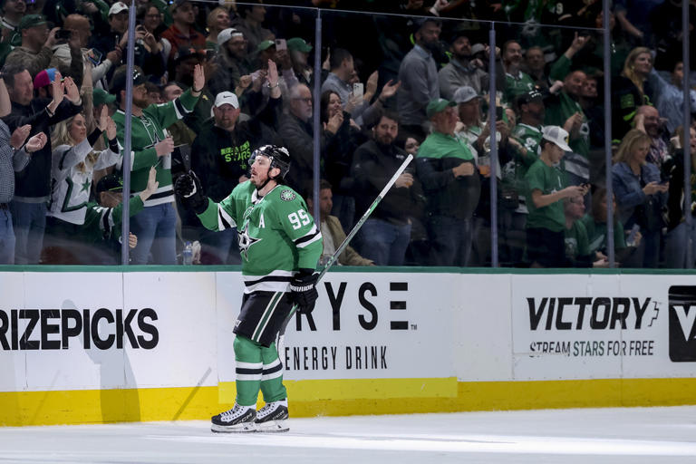 Jake Oettinger stops 32 shots, Stars score twice in a minute to beat ...