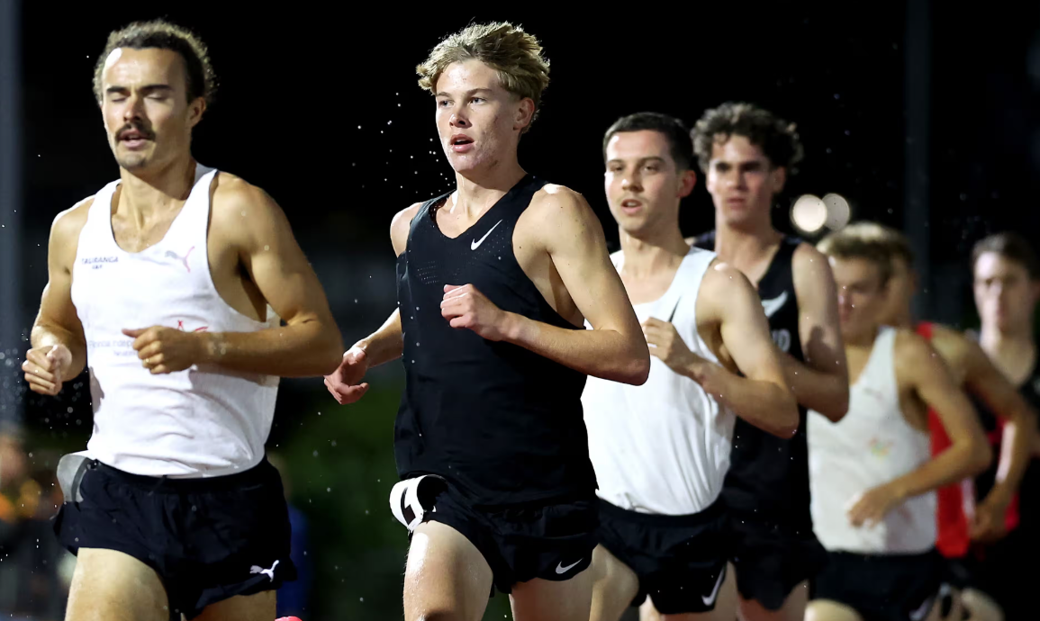 Kỷ lục gia 15 tuổi bán đấu giá giày