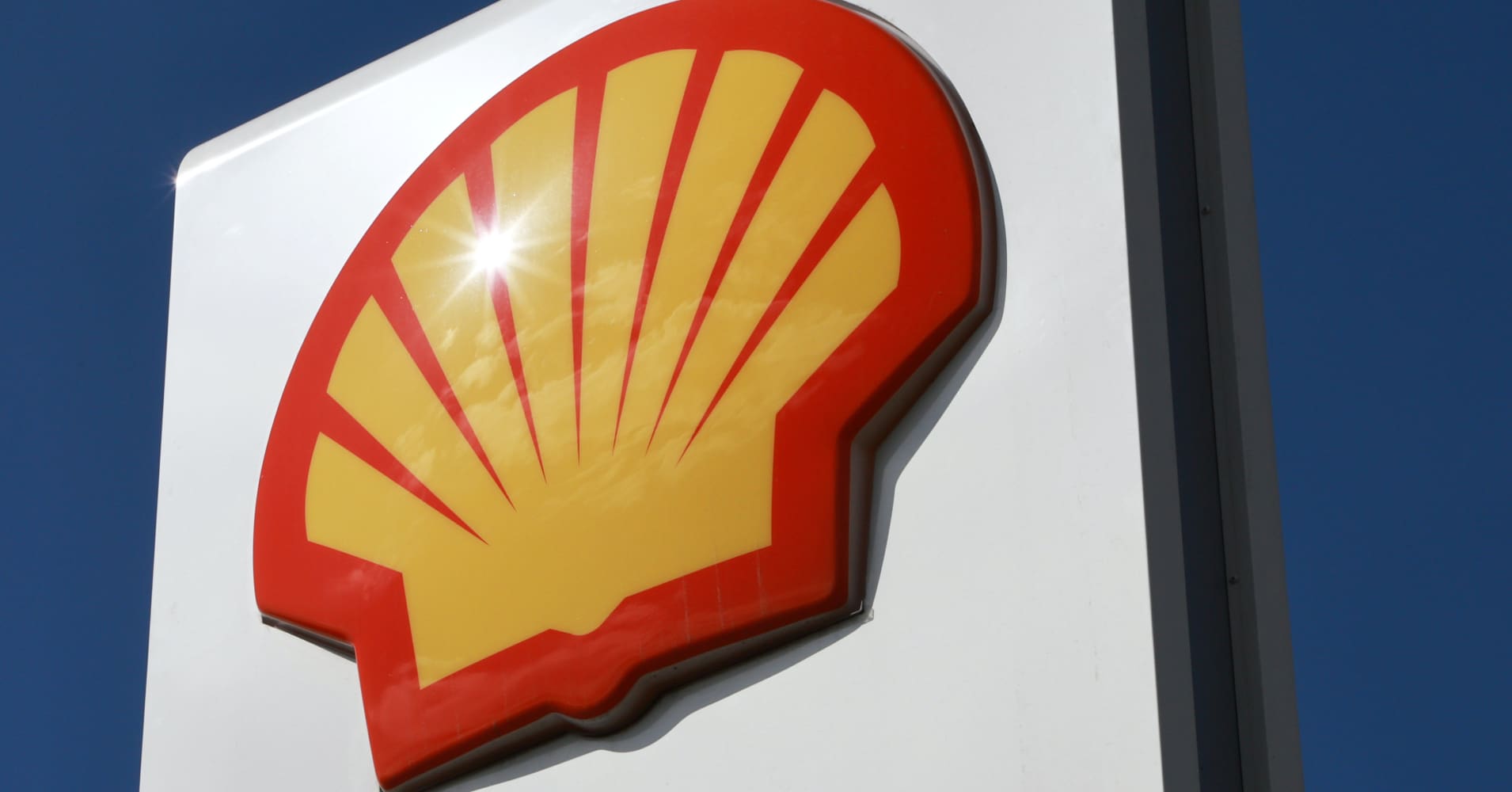 Oil major Shell vows to boost shareholder returns, doubles down on LNG push