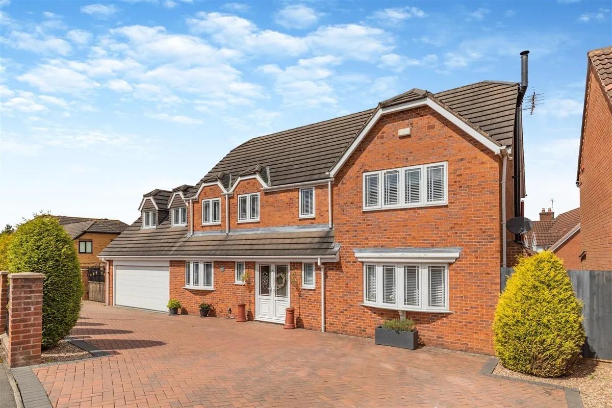 CORNER PLOT: Modern five bed detached Ashfield house on the market for ...