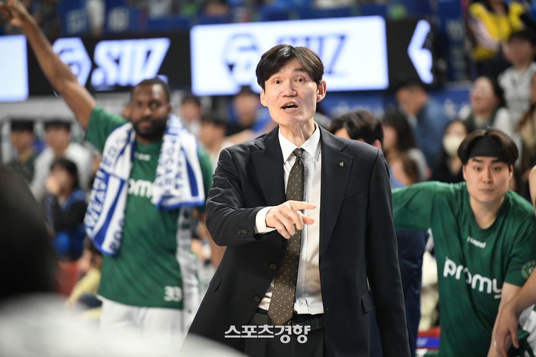 KBL, 판정 불만으로 심판 밀친 김주성 DB 감독에 제재금 400만원 징계