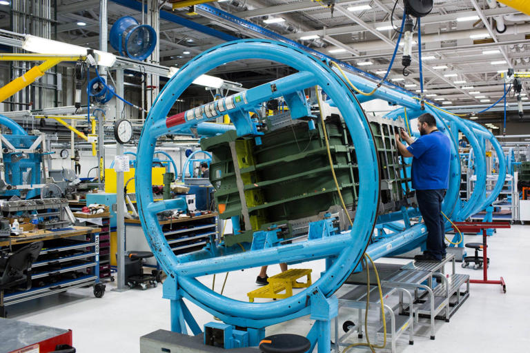 Boeing Gets Lifeline in Pentagon Deal to Build Most Expensive Jet ...