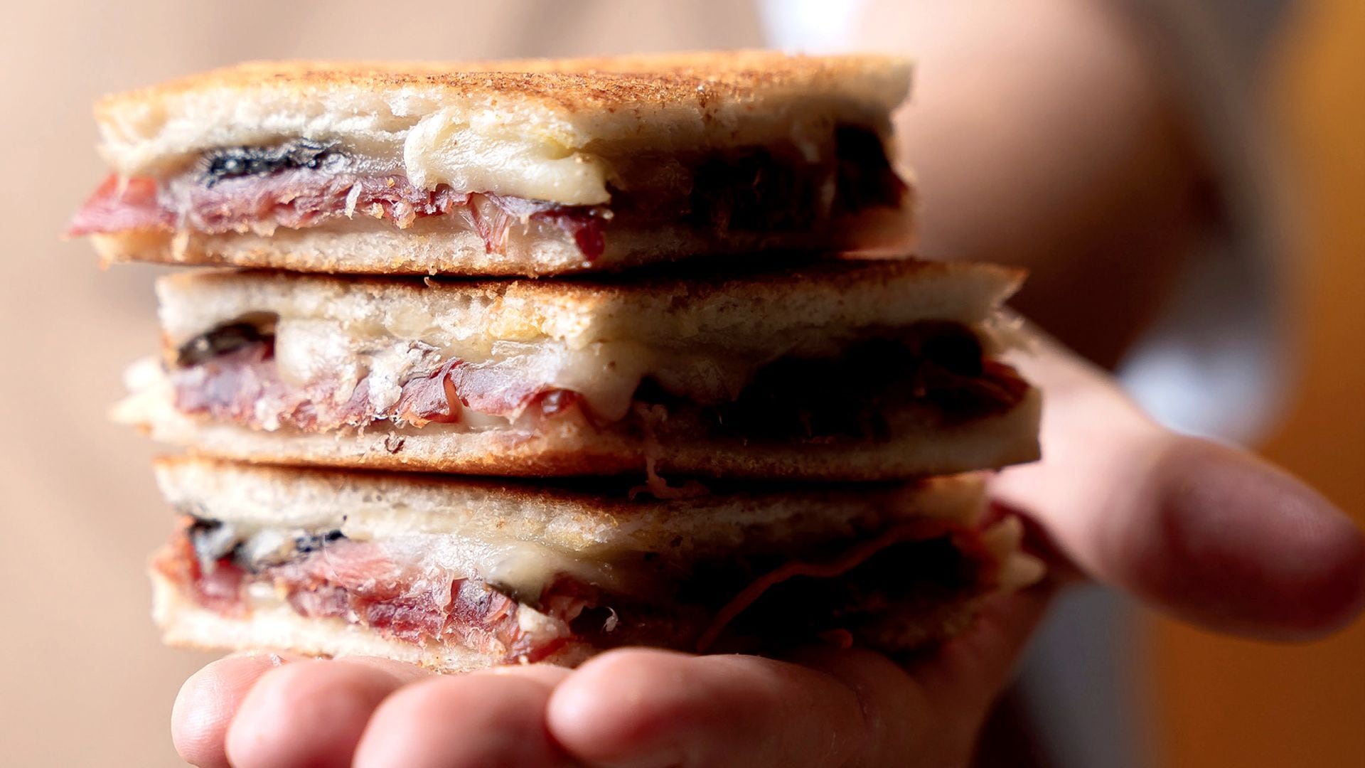 El chef Joan Gurguí reinventa el 'bikini': 50 recetas distintas ...