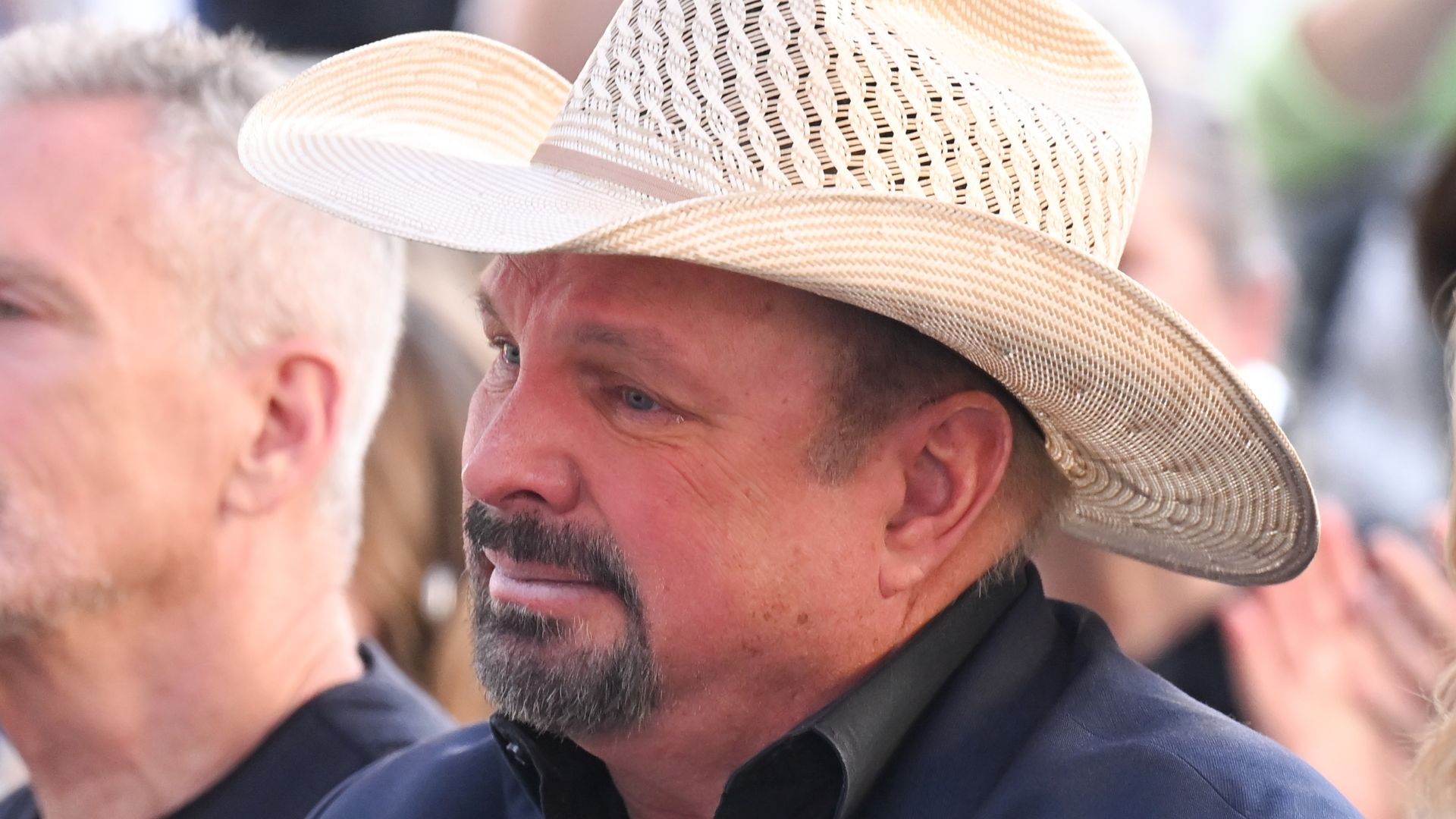 Garth Brooks breaks down in tears during emotional moment with wife ...