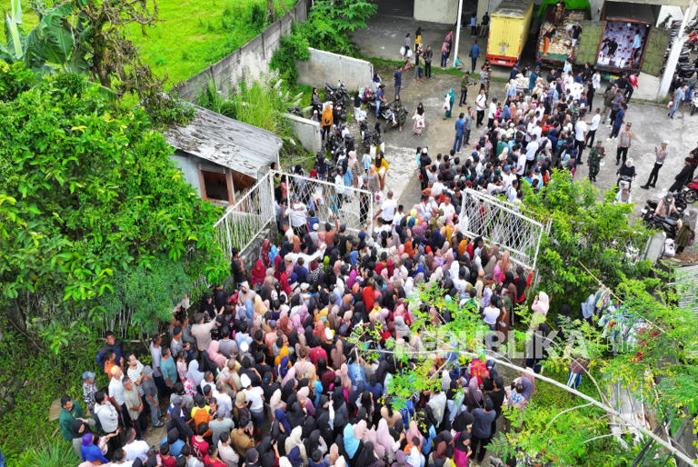 Ribuan Warga Antre Sembako Pemberian Presiden Prabowo