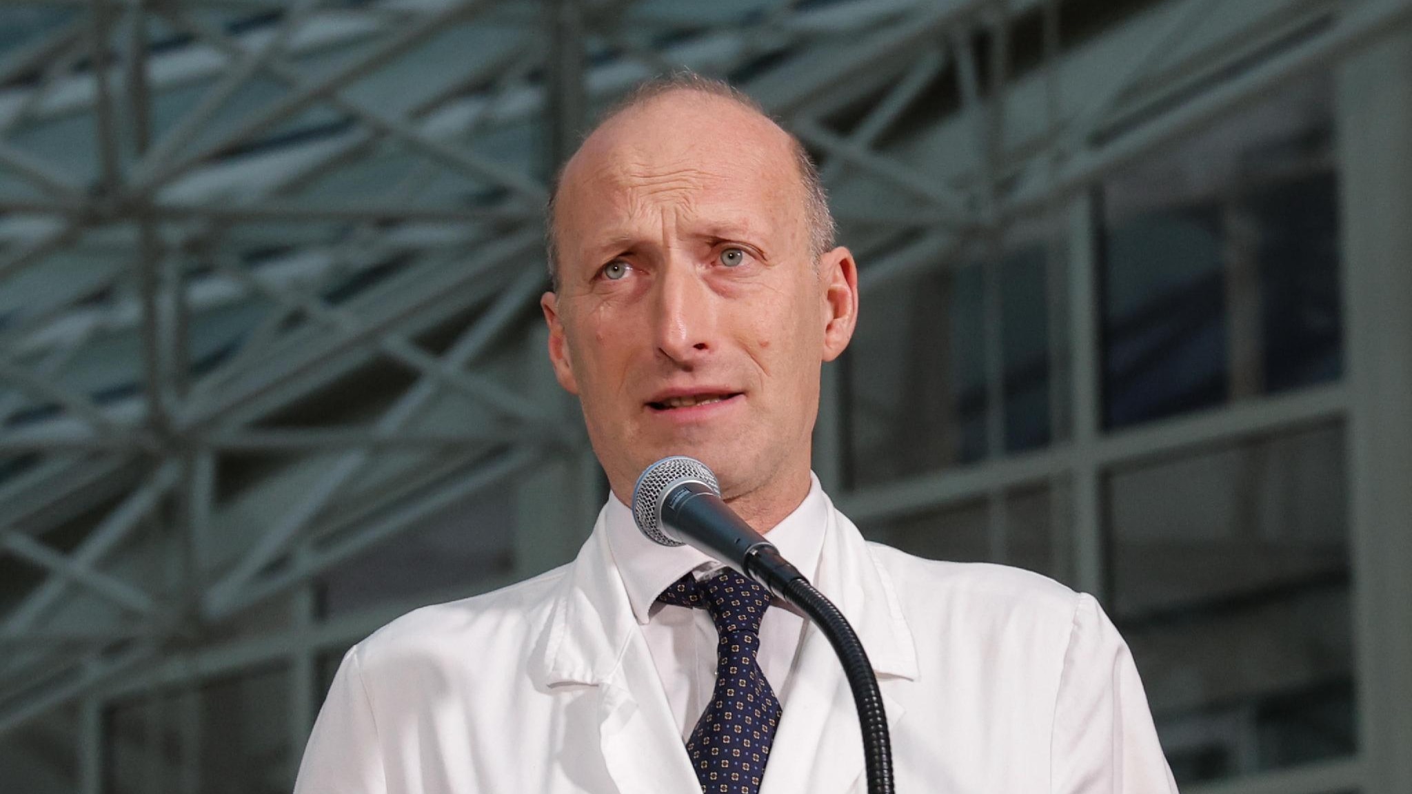 Il dottor Alfieri racconta i giorni più difficili del Papa: "Sapeva che ...