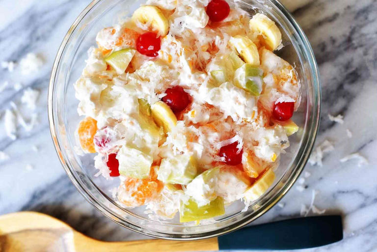 5 Jenis Yogurt yang Cocok untuk Salad Buah