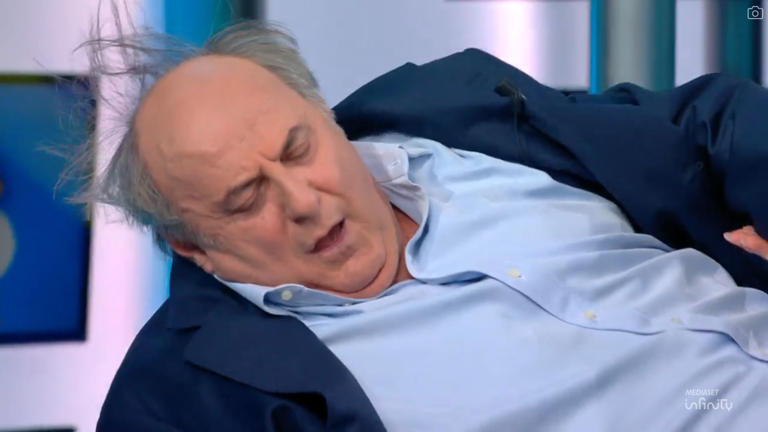 Gerry Scotti cade dalle scale a Striscia: il video della gag diventa virale