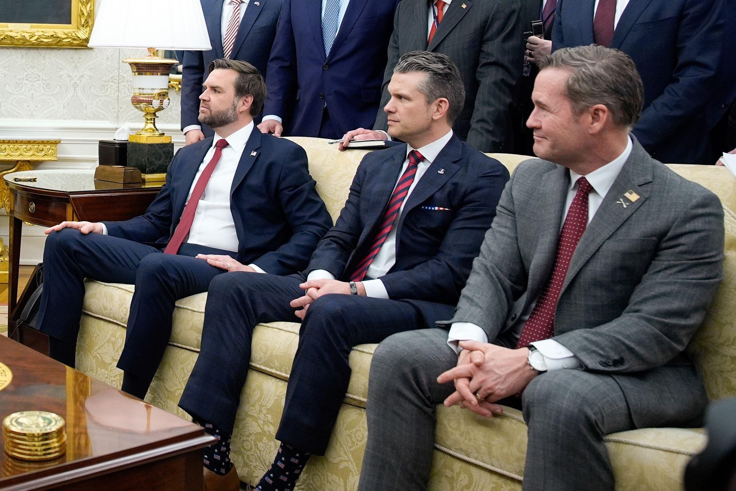 Como o governo de Trump discutiu planos de guerra num grupo de chat - e um jornalista foi ...