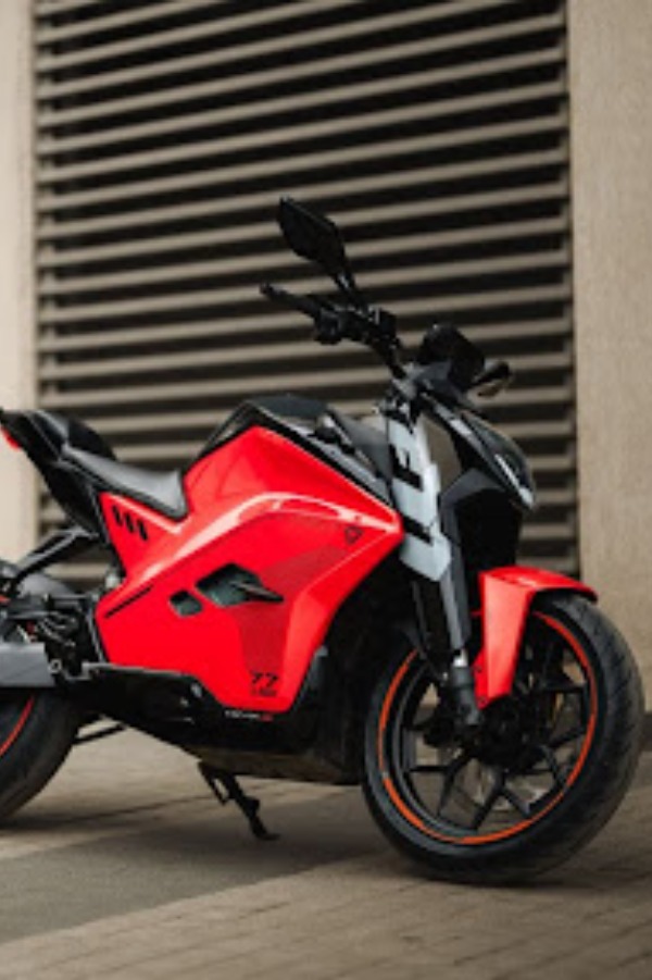 Ultraviolette F77 vs Traditional Motorcycles: A Feature Comparison