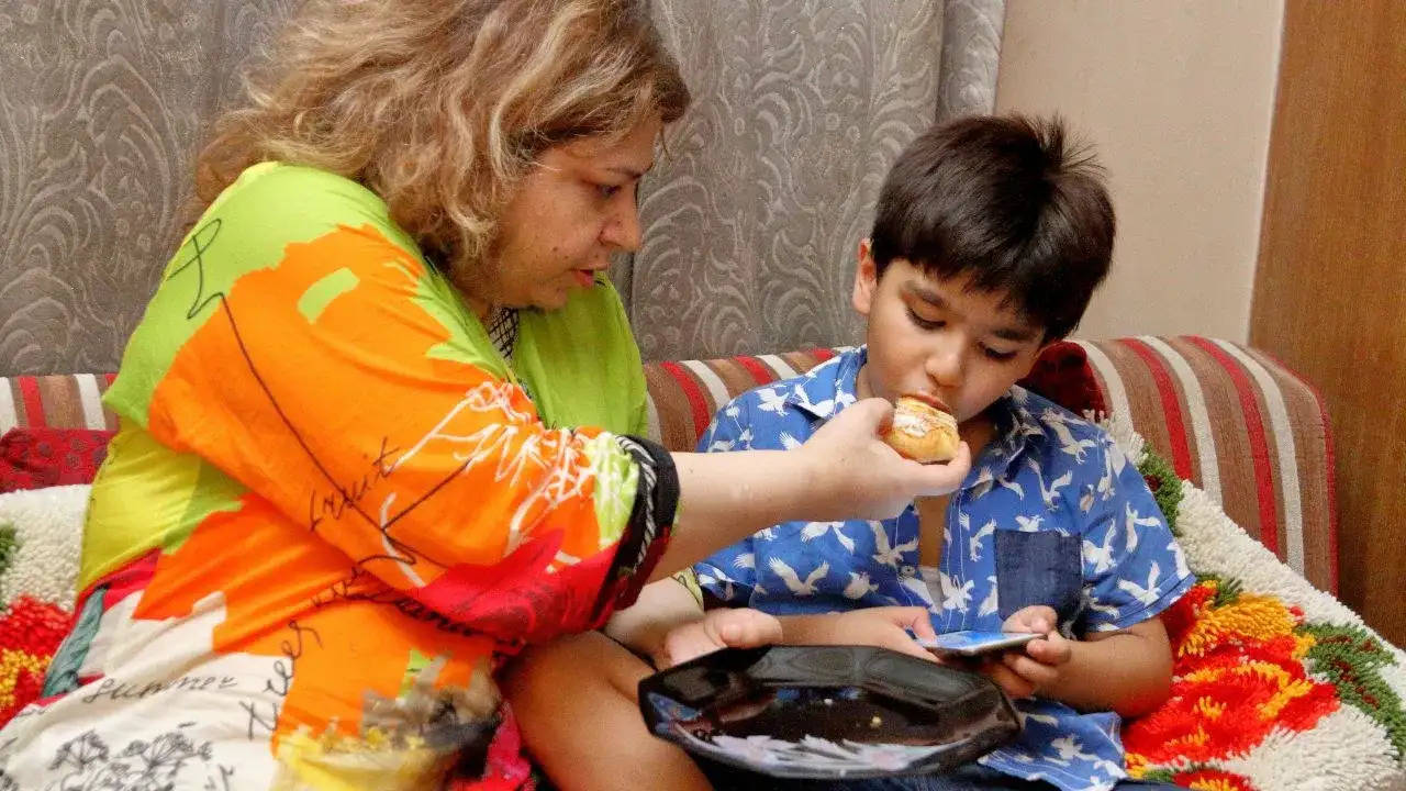 How to Stop Your Child from Watching Mobile While Eating