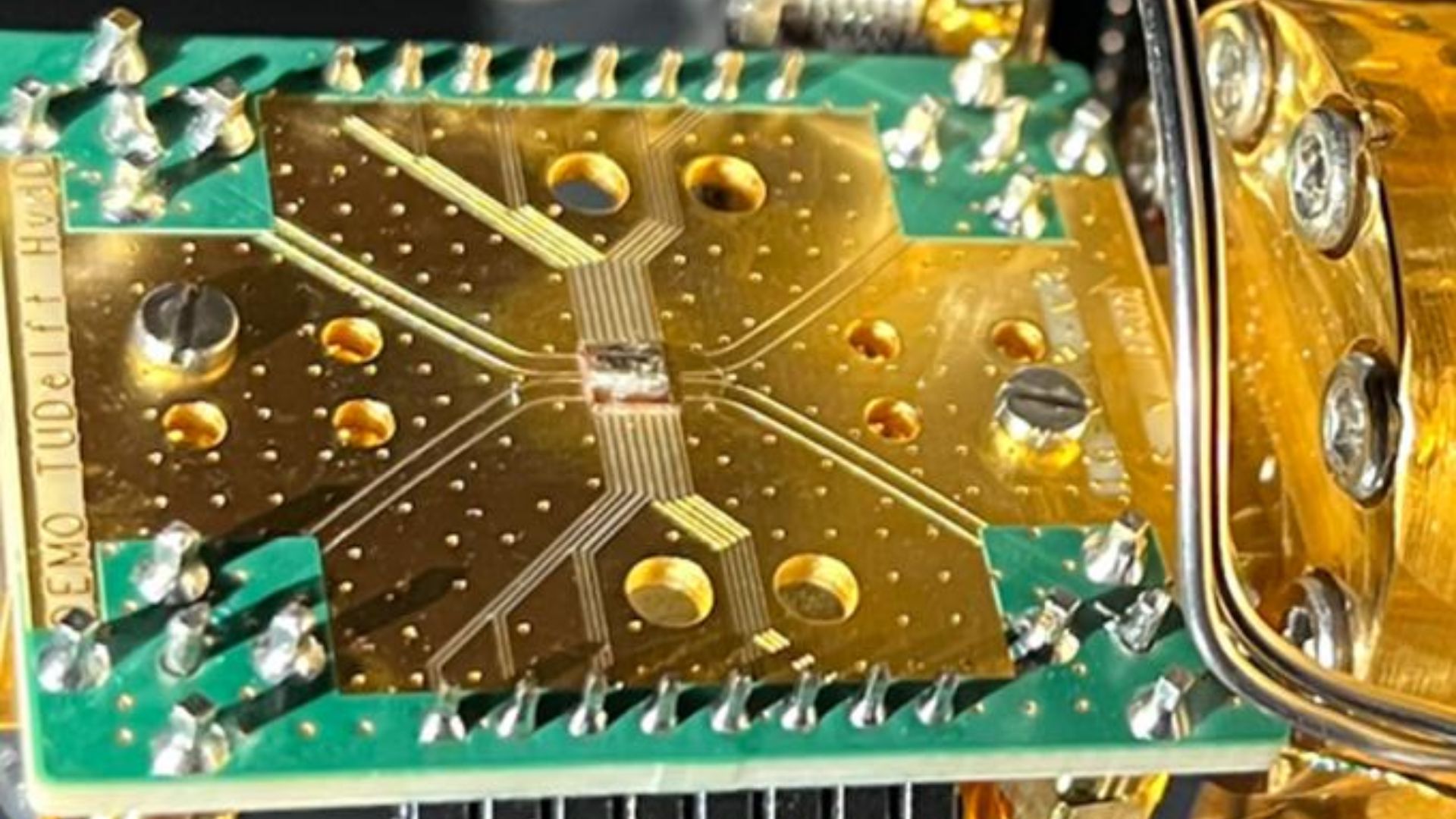 Quantum computer made with diamond spin qubits achieves ultra-low error ...