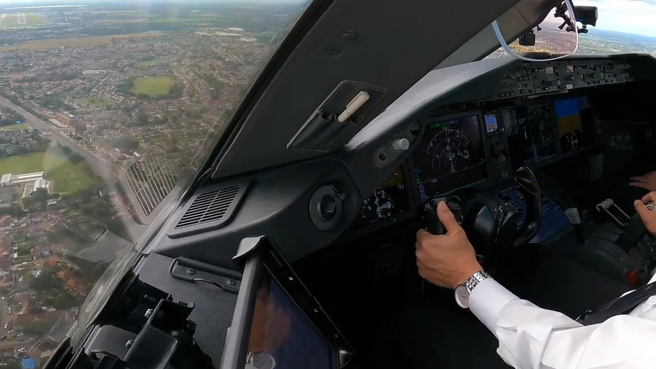 Boeing 787 landing at London Heathrow | Just Planes