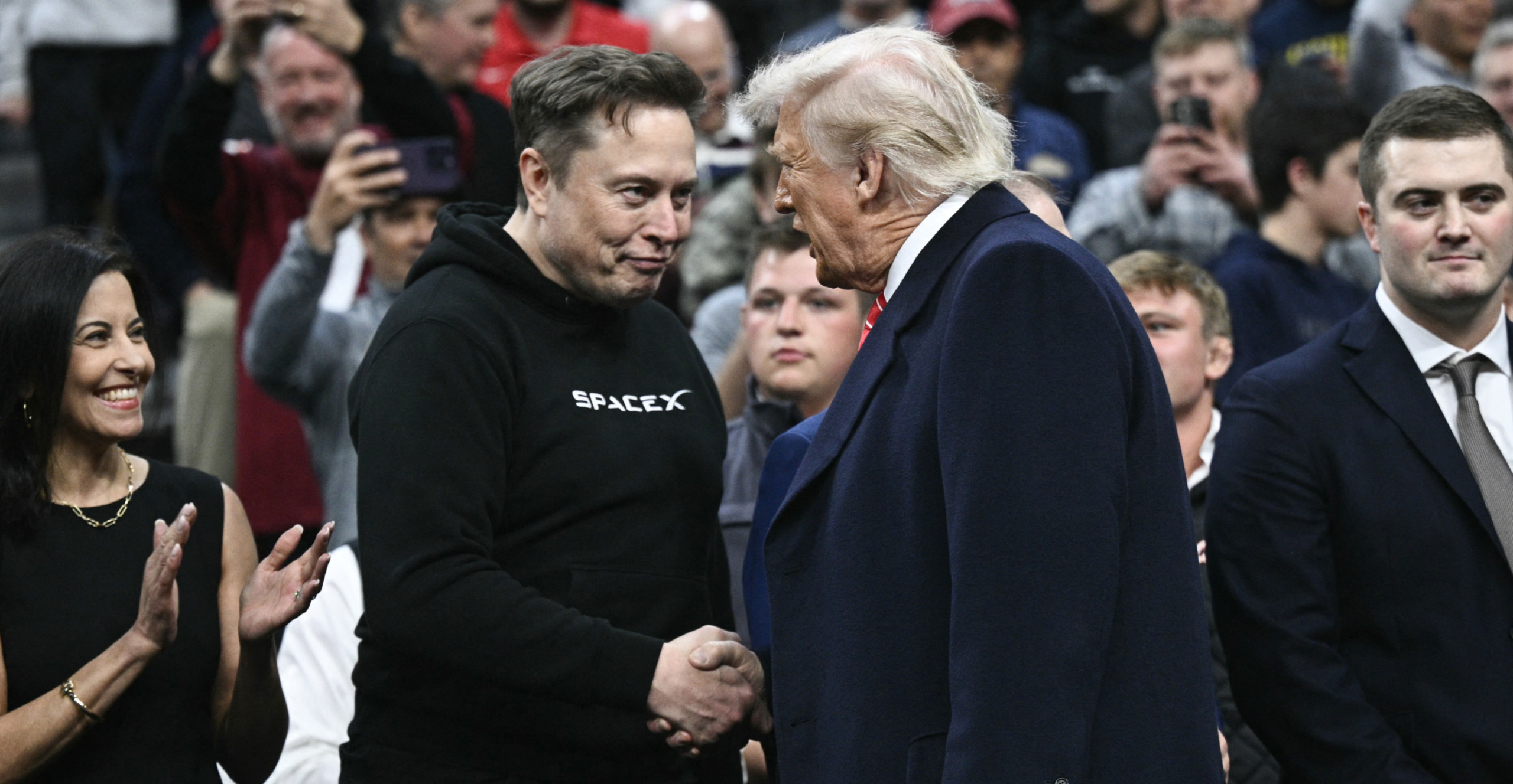 I licenziamenti di massa dei lavoratori federali USA pongono questioni ...