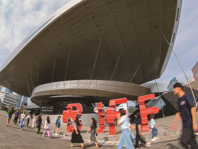 BIFF 30주년 행사 앞두고 프로그래머 잇단 사직