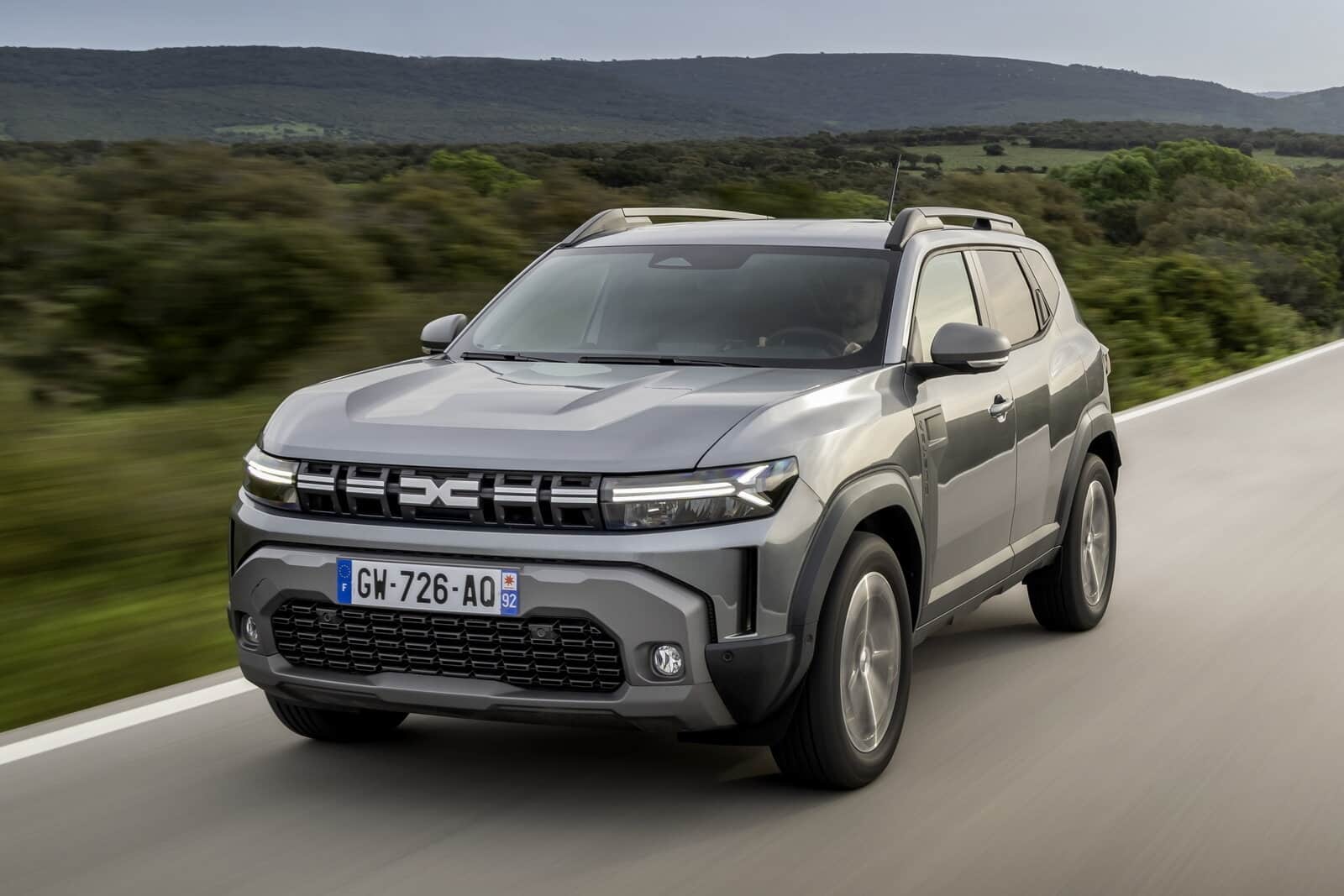 Dacia Duster 2025: prezzo, foto, dimensioni, interni