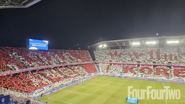 [442.live] "1986 시작된 꿈, 2026 가보자고" 3년 만에 카드섹션 응원, 수원 운집 '4만명' 붉은악마의 바람