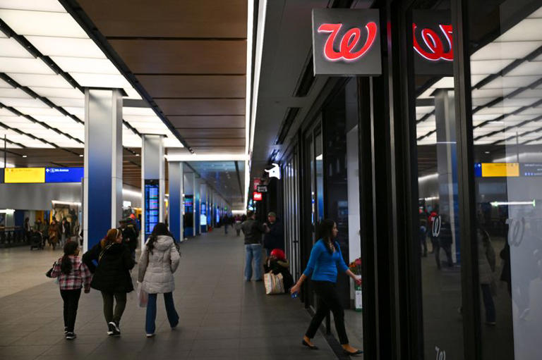 Walgreens announces 500 closures as retail crisis deepens