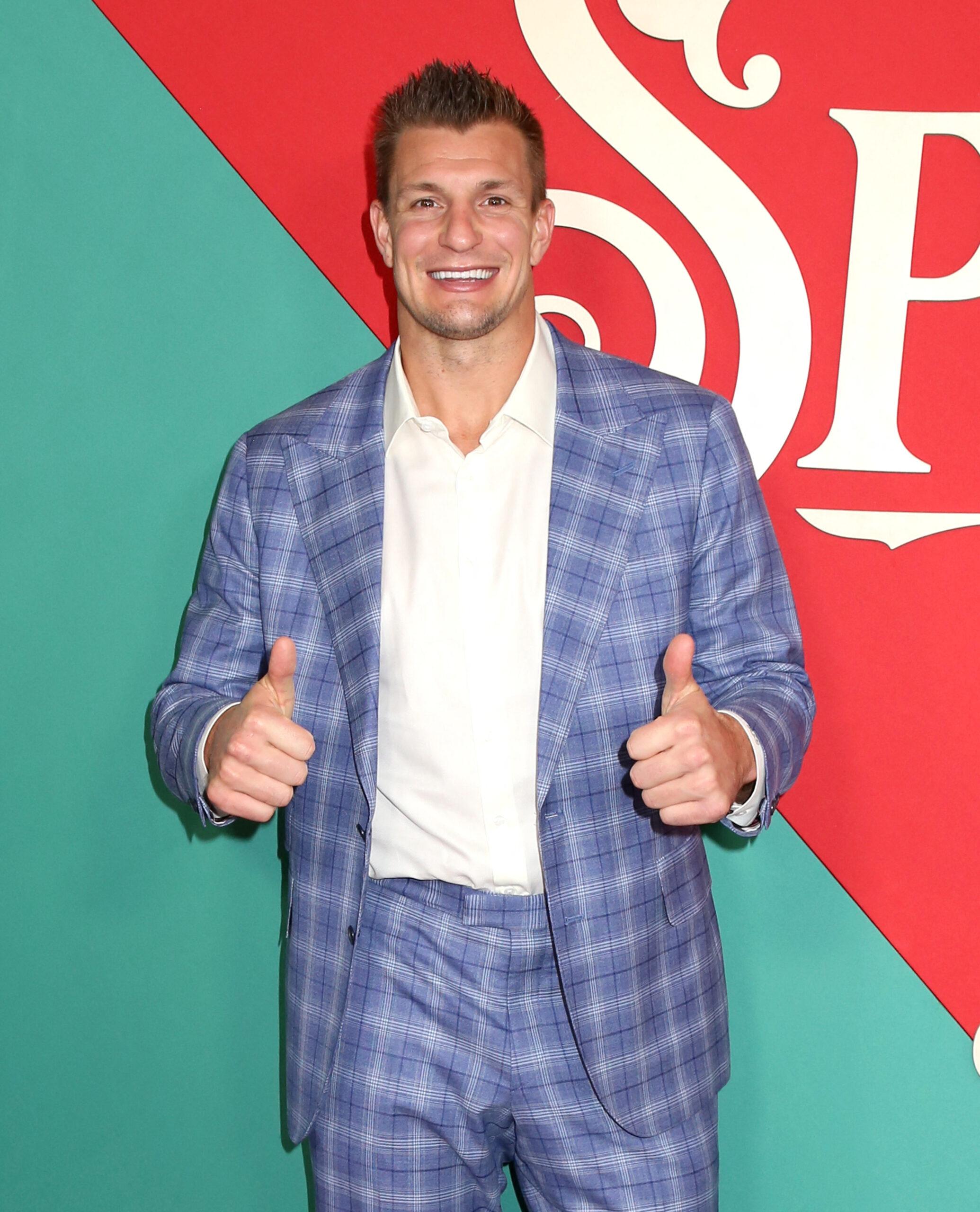 Rob Gronkowski hilariously recovers from near wipeout while dancing to ...