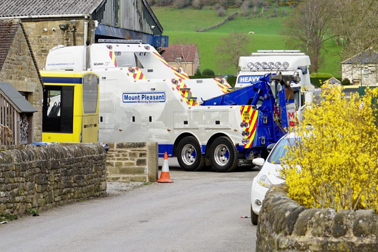 Derbyshire buses: Police arrive as lorries block Hulleys of Baslow ...