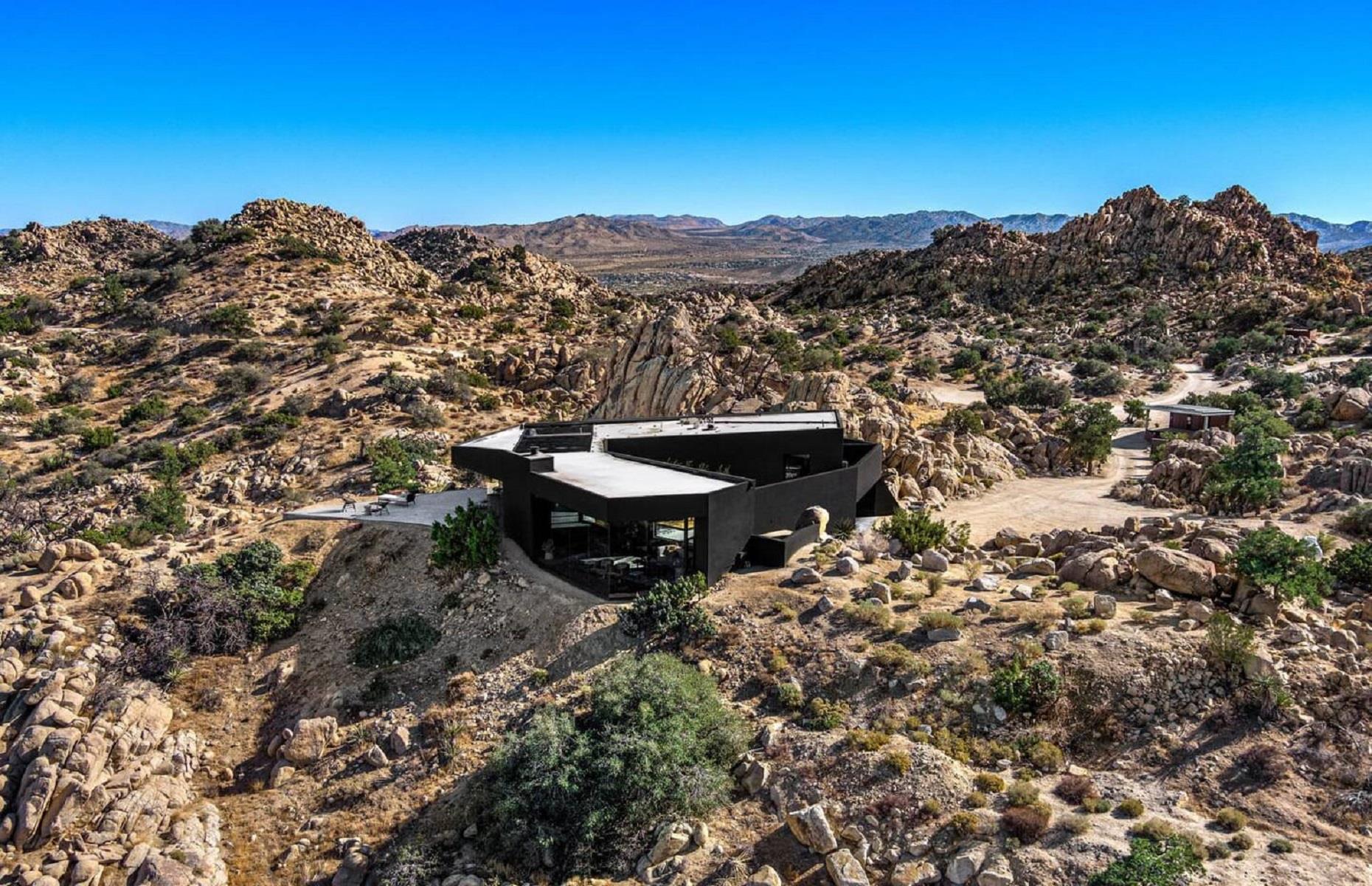 14 Incredible Black Houses From Around The World