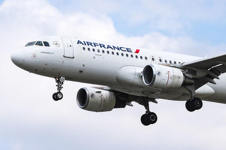 Plane U-Turns After Passenger Loses Their Phone Mid-Flight, Forcing Everyone to Return Home