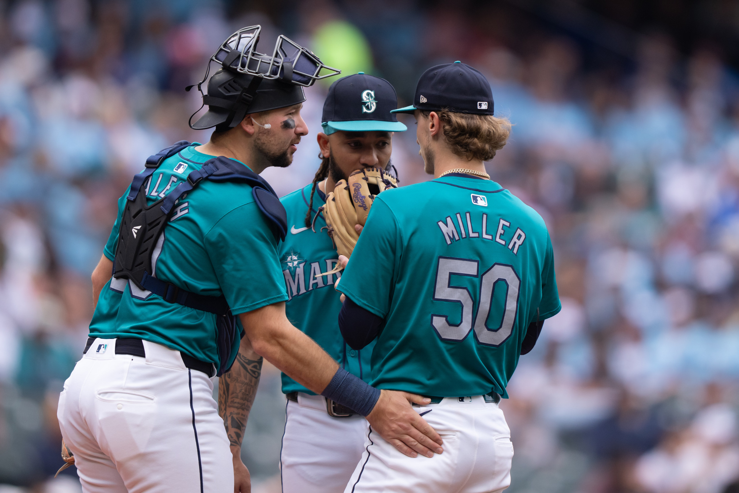 Gold Glove Award Winner to Sign $105 Million Contract, Delay Free ...