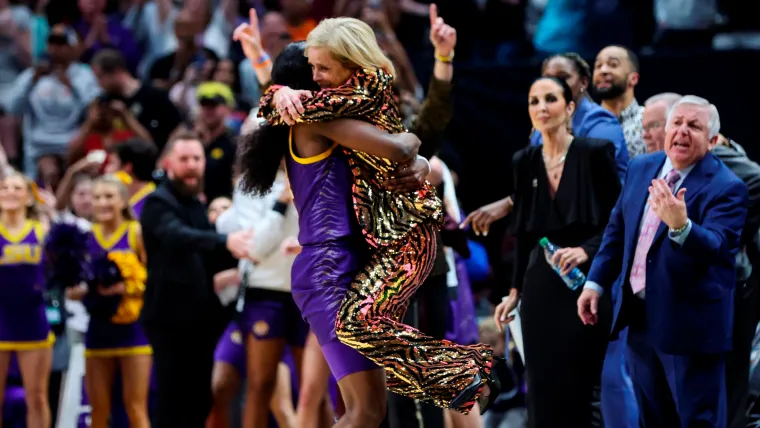 Flau'Jae Johnson perfectly mirrors Coach Kim Mulkey's body language during ref's bogus call