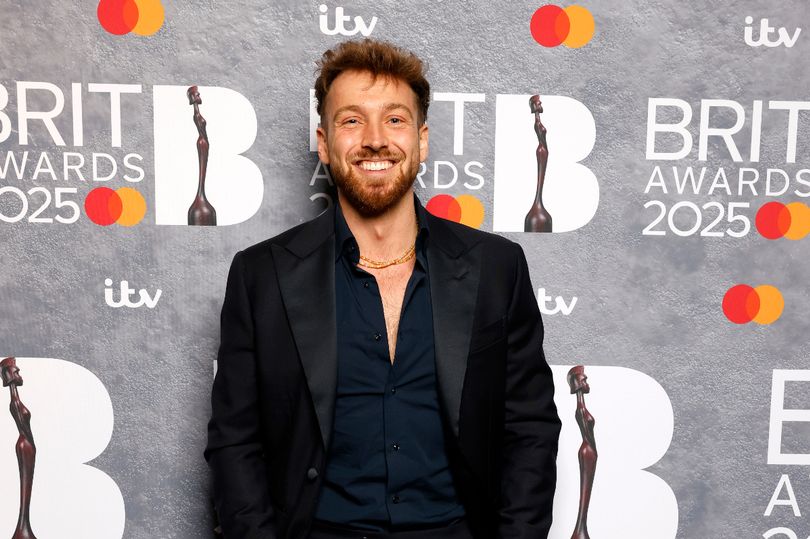 Zara McDermott's pal slams 'pathetic' Sam Thompson over dig at Louis ...