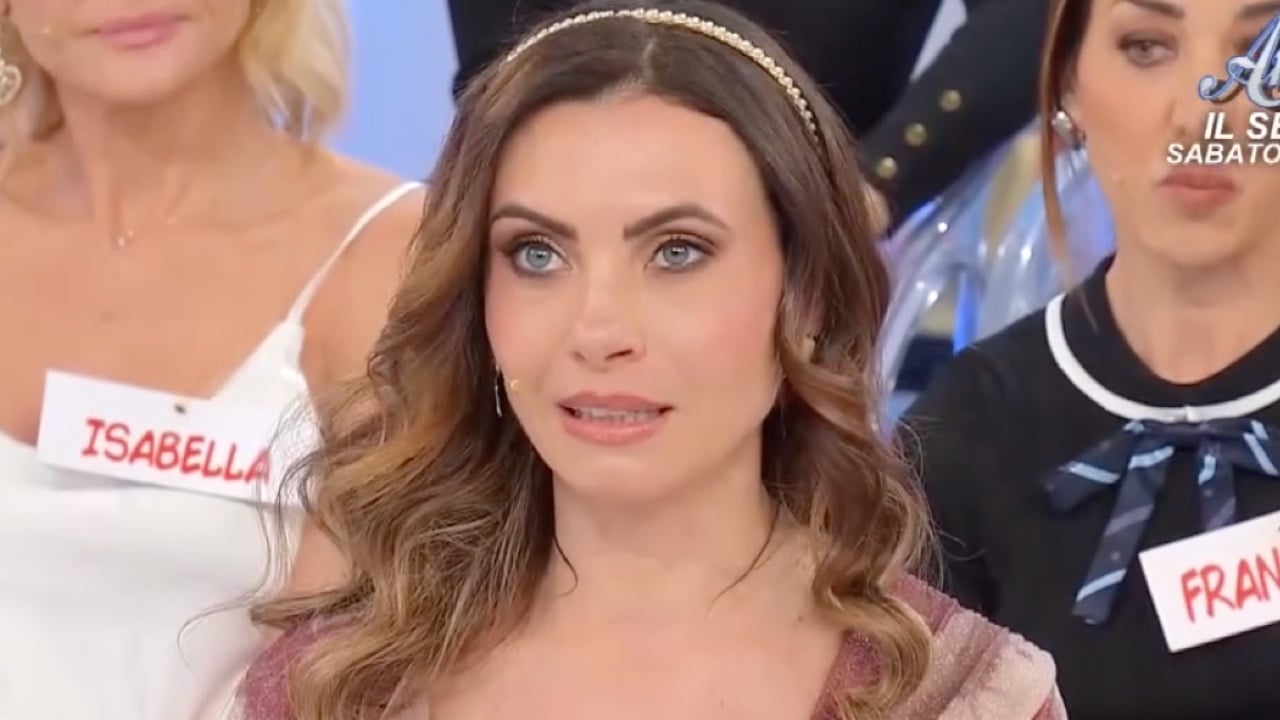 Uomini e Donne, l'opinione della puntata: Agnese bacia Giovanni, la ...