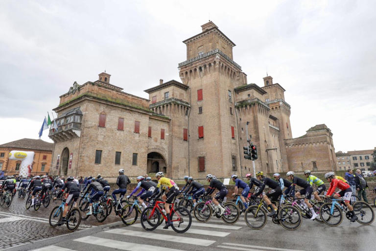 Caleb Ewan sprint bij debuut voor INEOS Grenadiers met overmacht naar ...