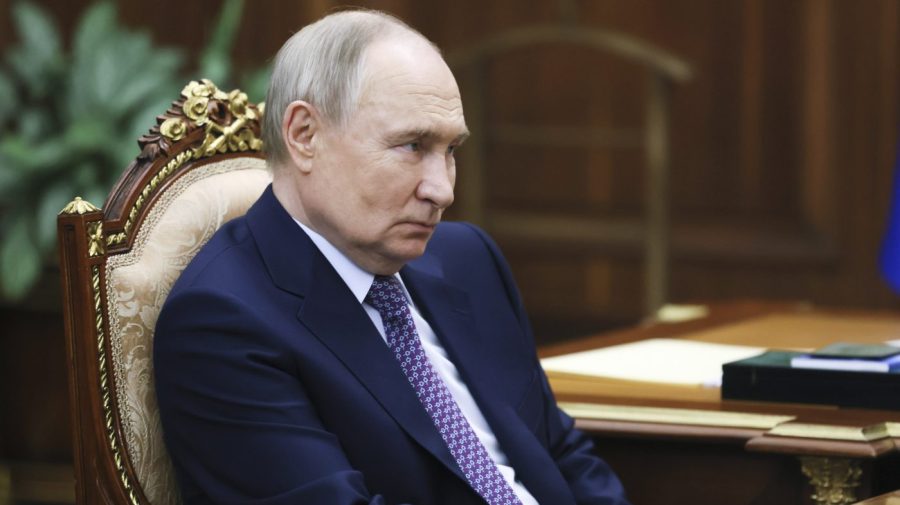 Putin gave Trump portrait to envoy, Kremlin confirms