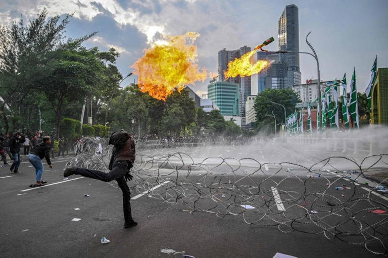 Indonesian protesters vs army law clash with police