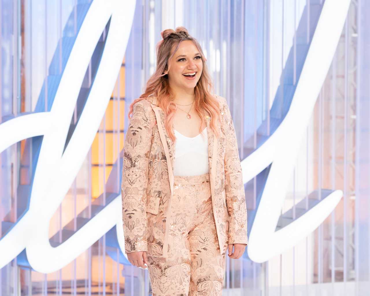 PA Singer's Distracting Facial Expressions Have 'American Idol' Judges ...