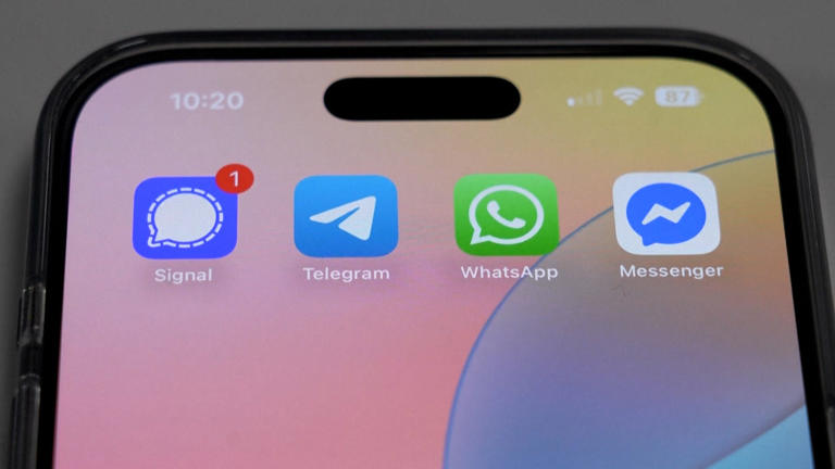 Signal vs. WhatsApp — what's the difference between these messaging apps?