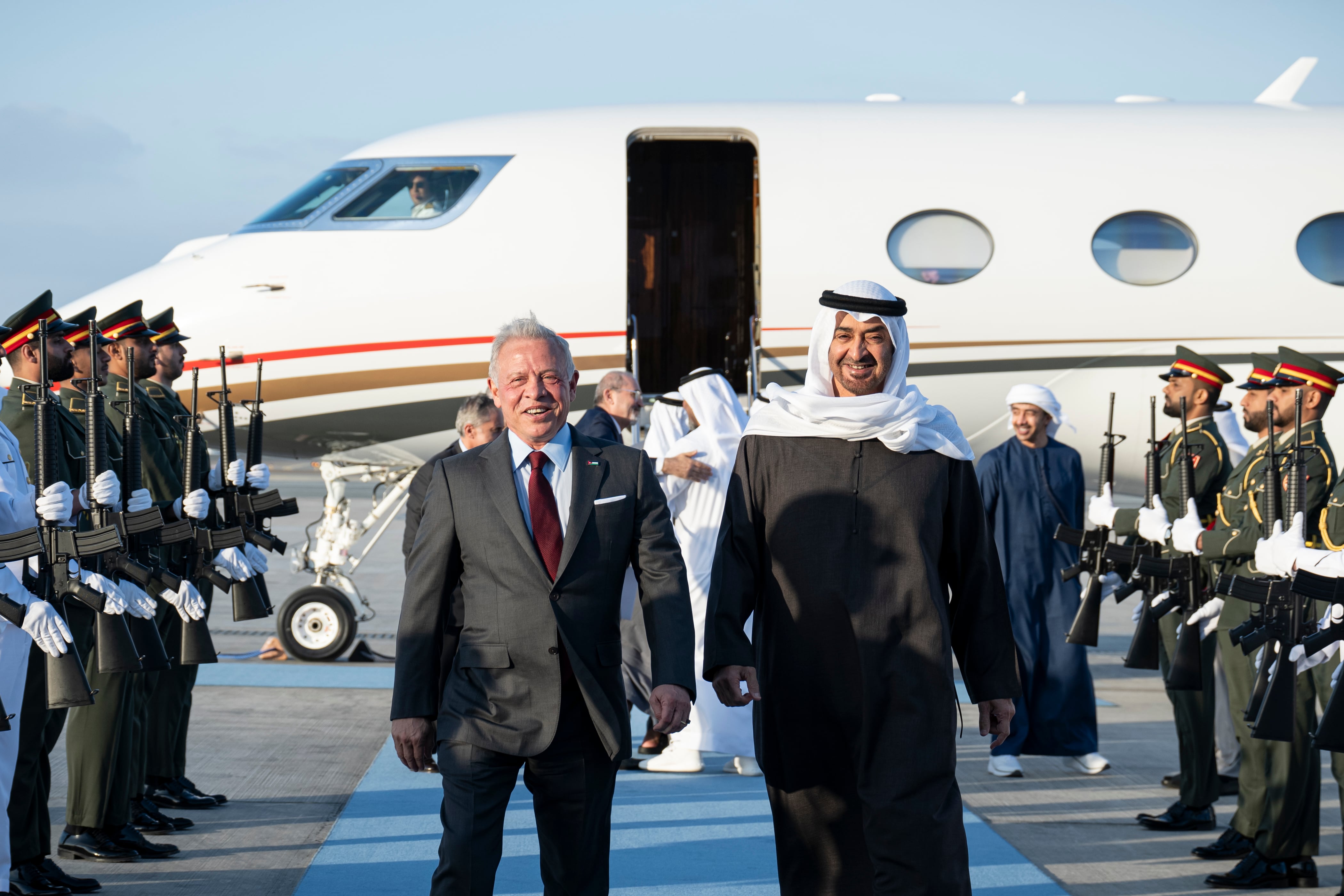 President Sheikh Mohamed discusses Gaza aid delivery with King of Jordan