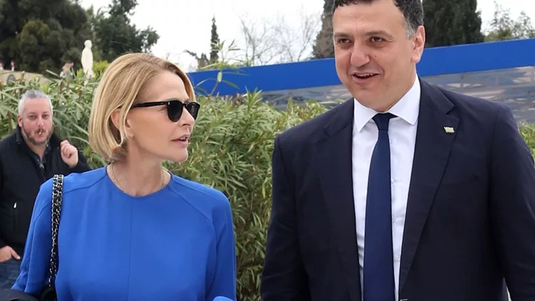 Η Τζένη Μπαλατσινού με μπλε φόρεμα στο πλευρό του Βασίλη Κικίλια στην ...