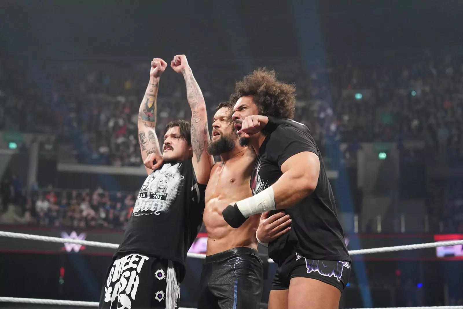 WWE RAW: Finn Balor supports Dominik Mysterio settling tension within ...