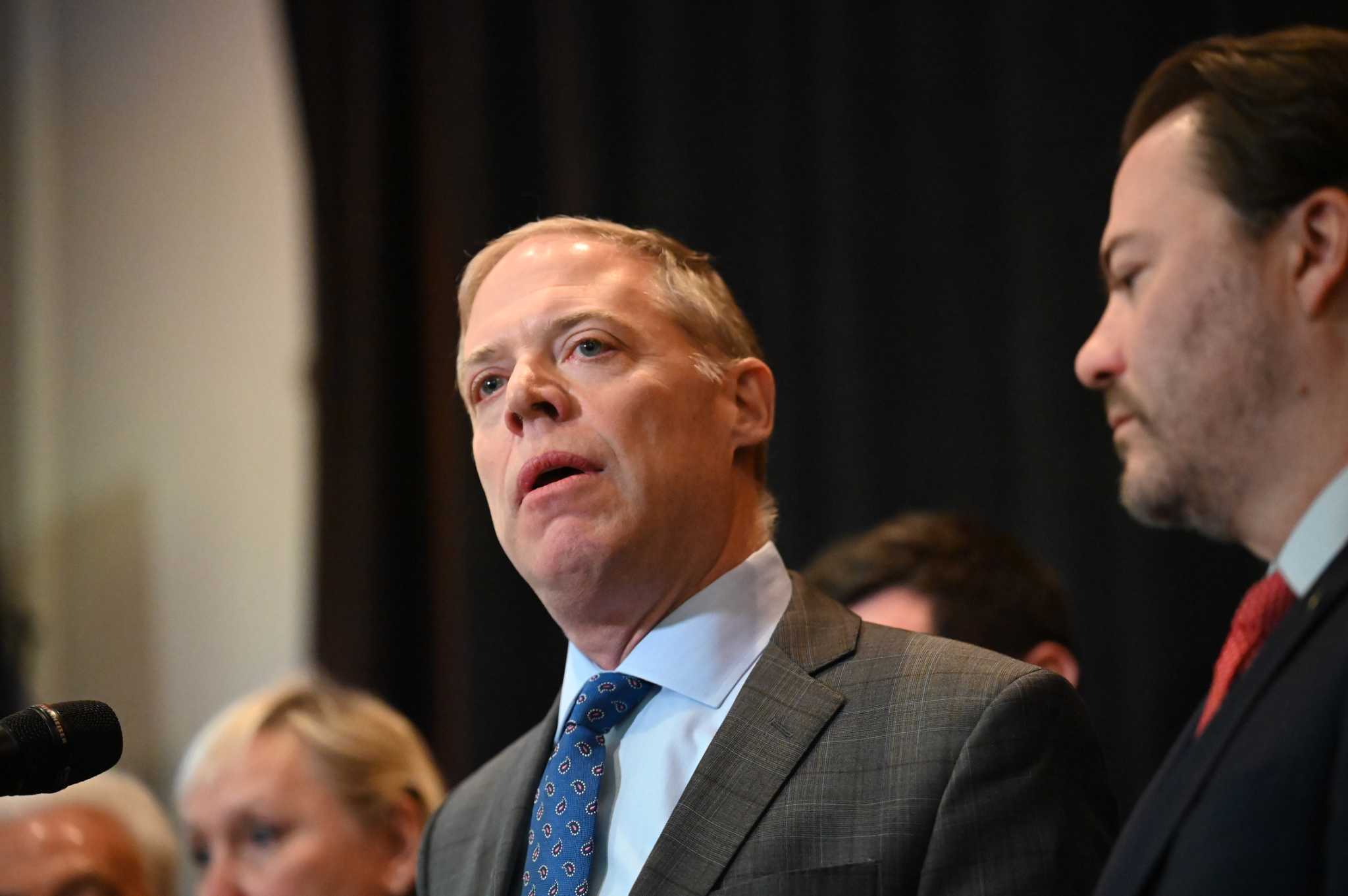 Judge grants stay of law limiting outside income of NY legislators