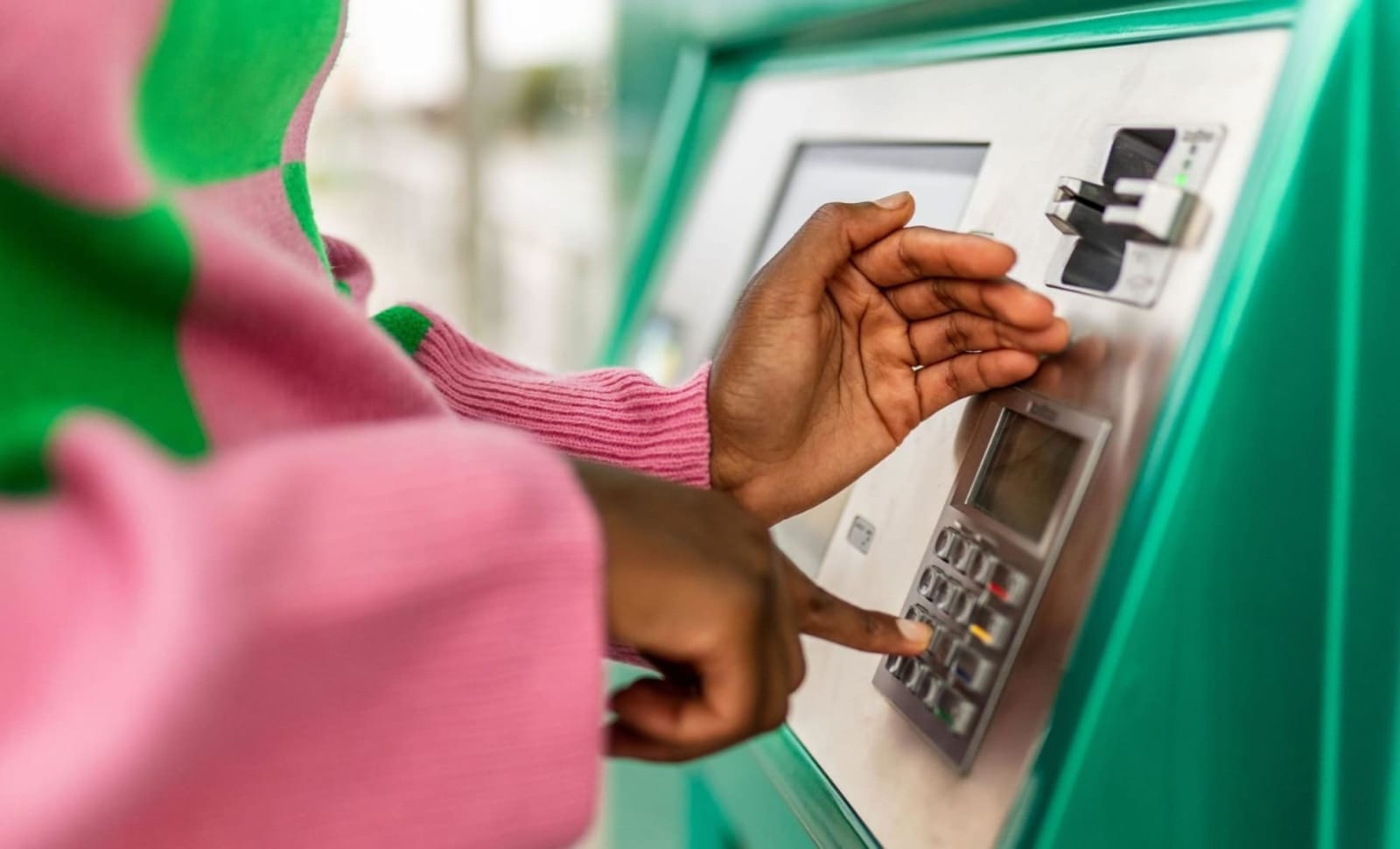 L’accès au cash renforcé en Belgique : les banques sommées d’installer ...