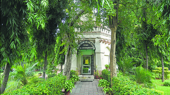 Delhi: SC fines Defence Colony RWA ₹40 lakh for illegally occupying ...