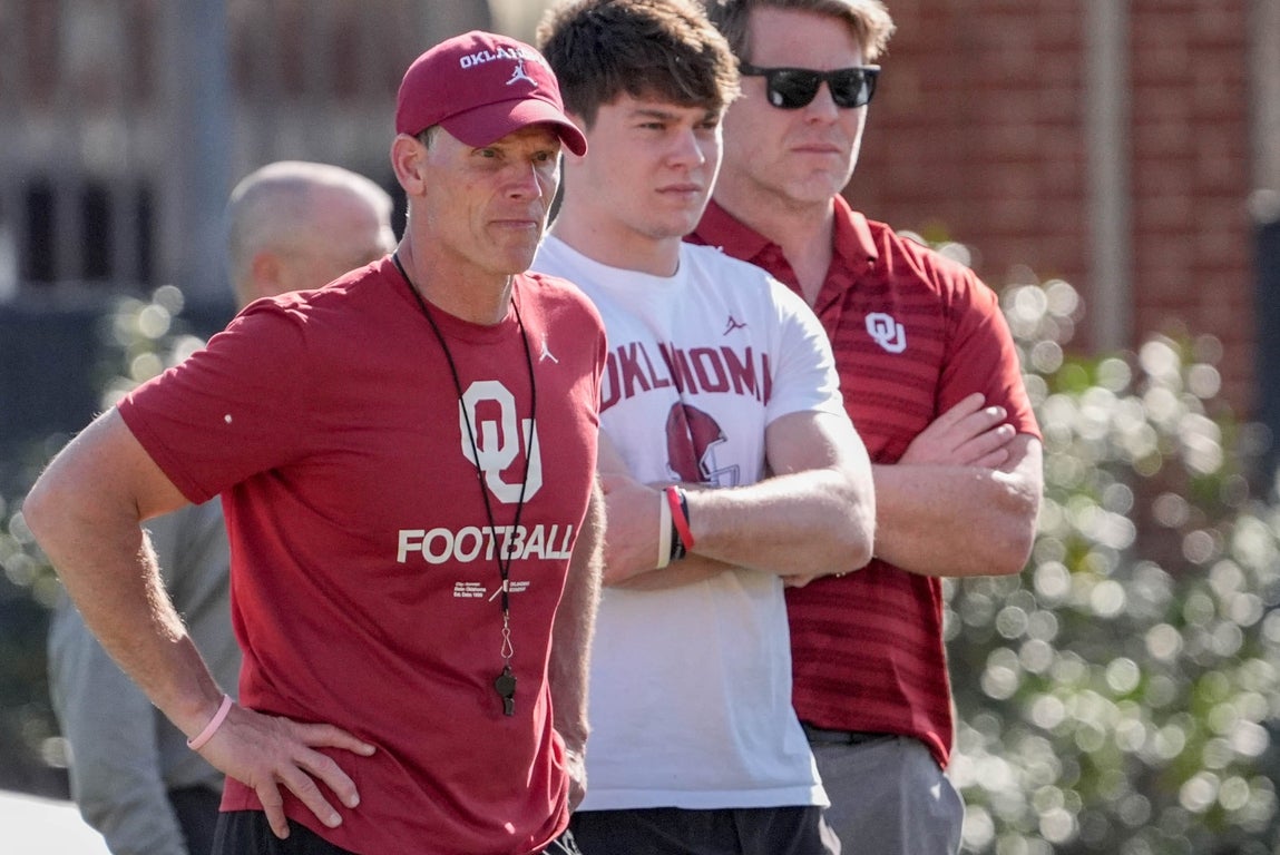 Behind the scenes action from Tuesday's Oklahoma Sooners spring ...