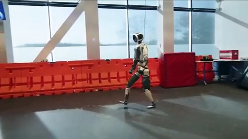 Le robot Atlas marche, court, fait des roues et du breakdance