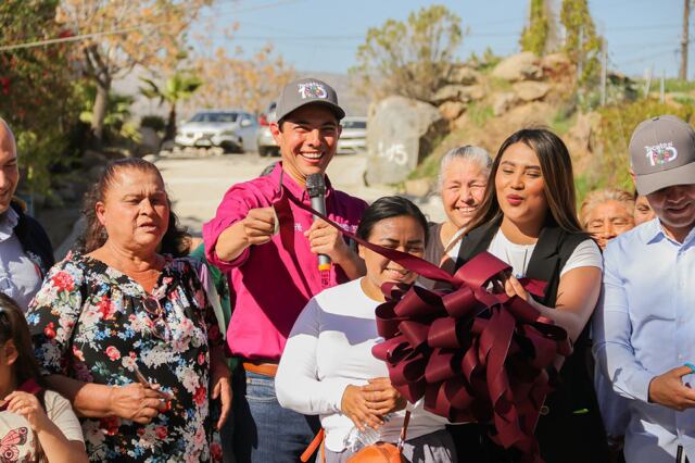 Inaugura Cota dos obras de pavimentación en Tecate