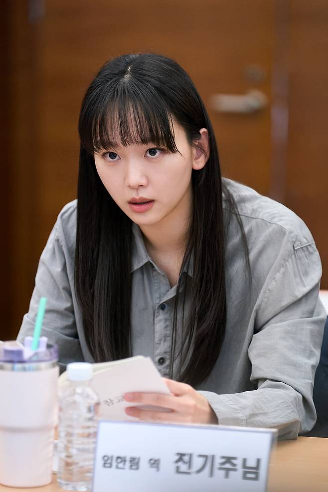 나약해 보였는데 특전사 출신이라 불량학생들도 말 잘듣는다는 여교사