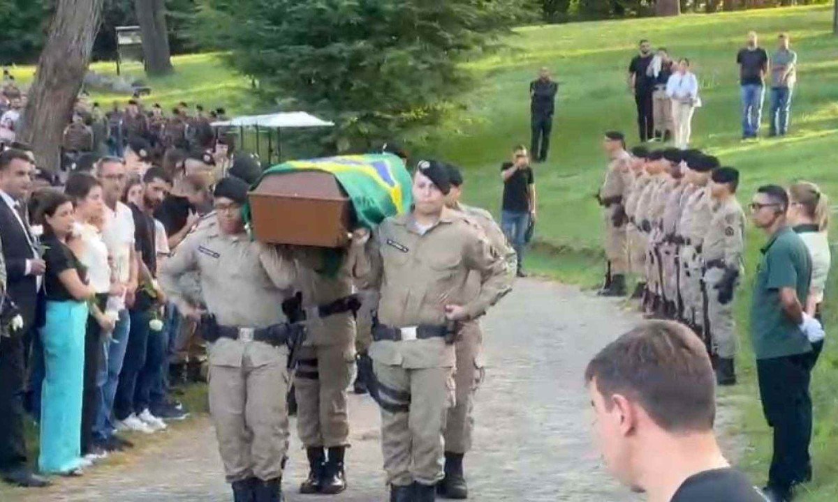 PMs homenageiam soldado morto com um minuto de sirenes ligadas