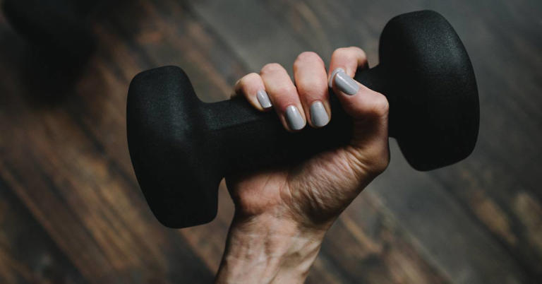 Pullover con mancuerna: Técnica, músculos y consejos esenciales