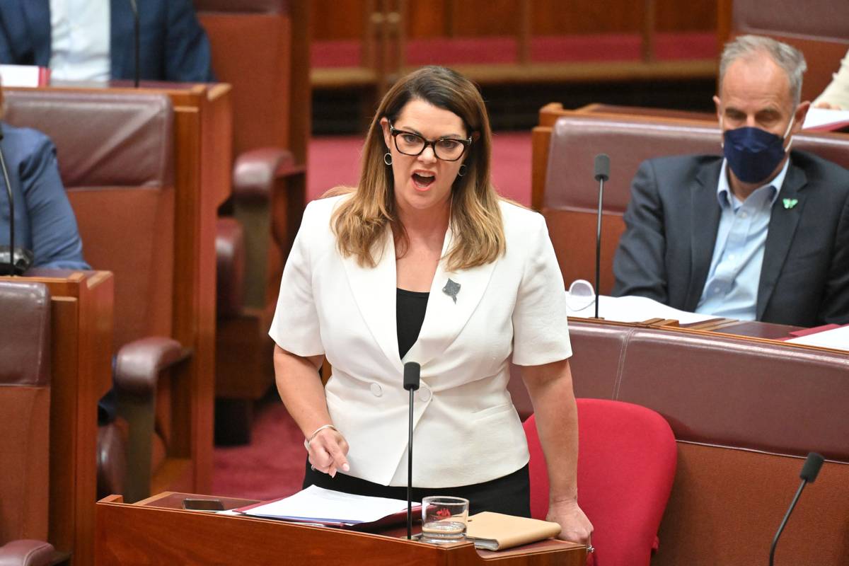 Um salmão no Parlamento: o protesto insólito de uma deputada australiana
