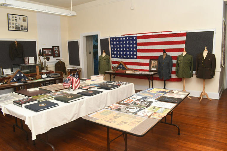 Teacher Defies DEI Order With Classroom Signs